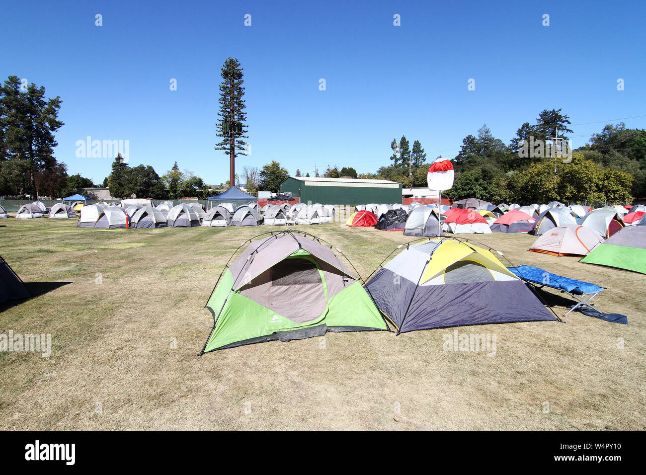 Wildes camp mit zelten -Fotos und -Bildmaterial in hoher Auflösung – Alamy