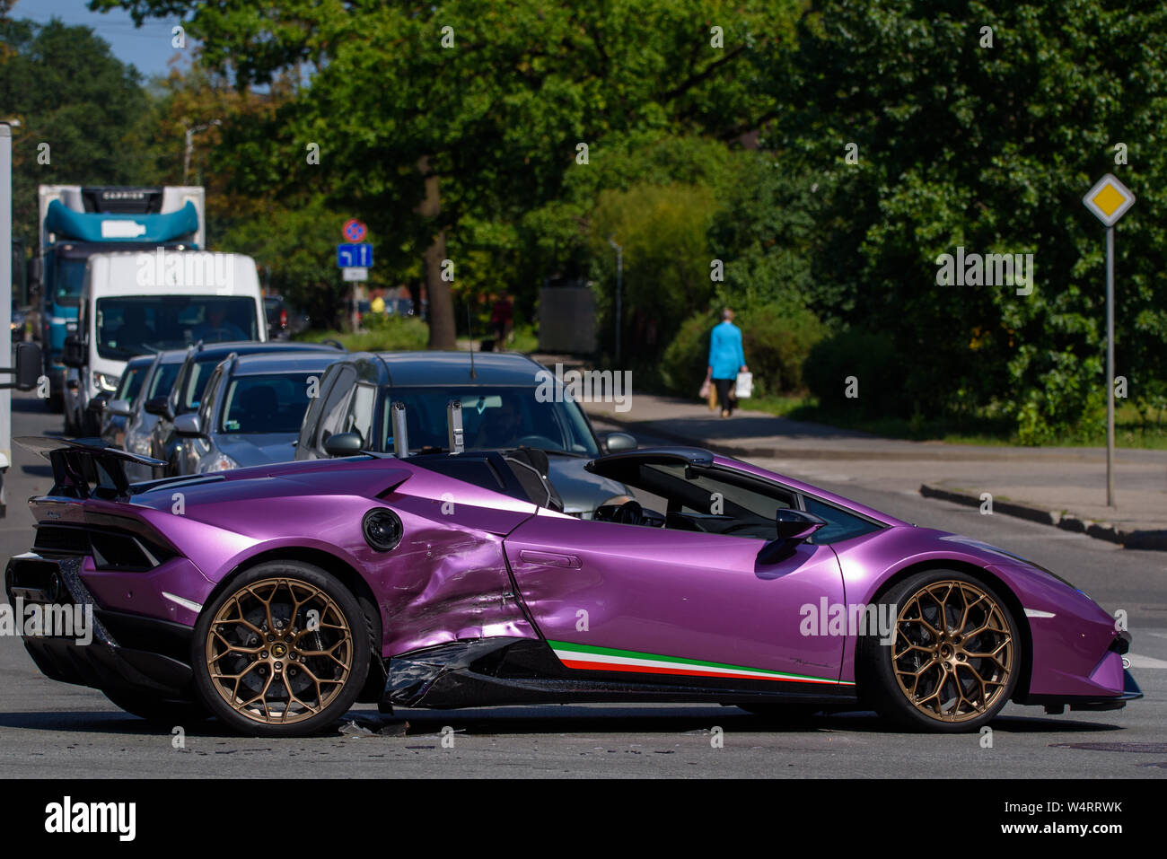 Lila lamborghini -Fotos und -Bildmaterial in hoher Auflösung – Alamy