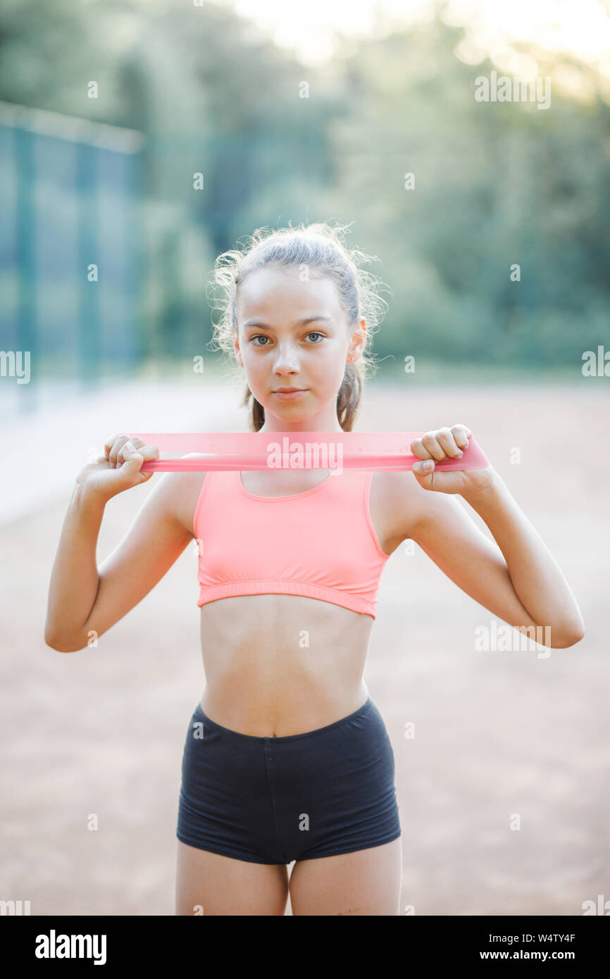 Eine junge, hübsche Mädchen von schlanken Körper, in einem Sport ...