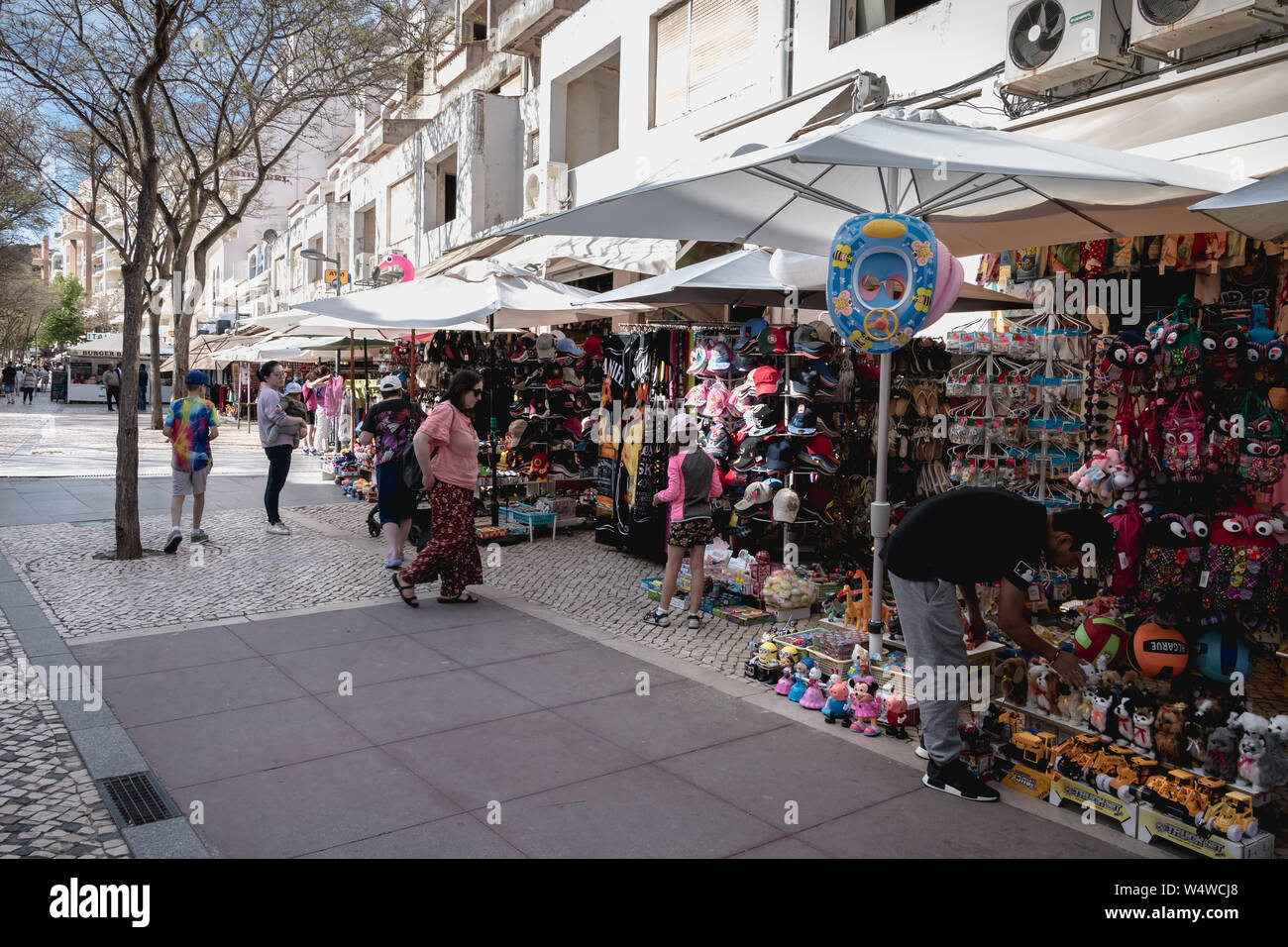 Albufeira shopping street summer old -Fotos und -Bildmaterial in hoher ...