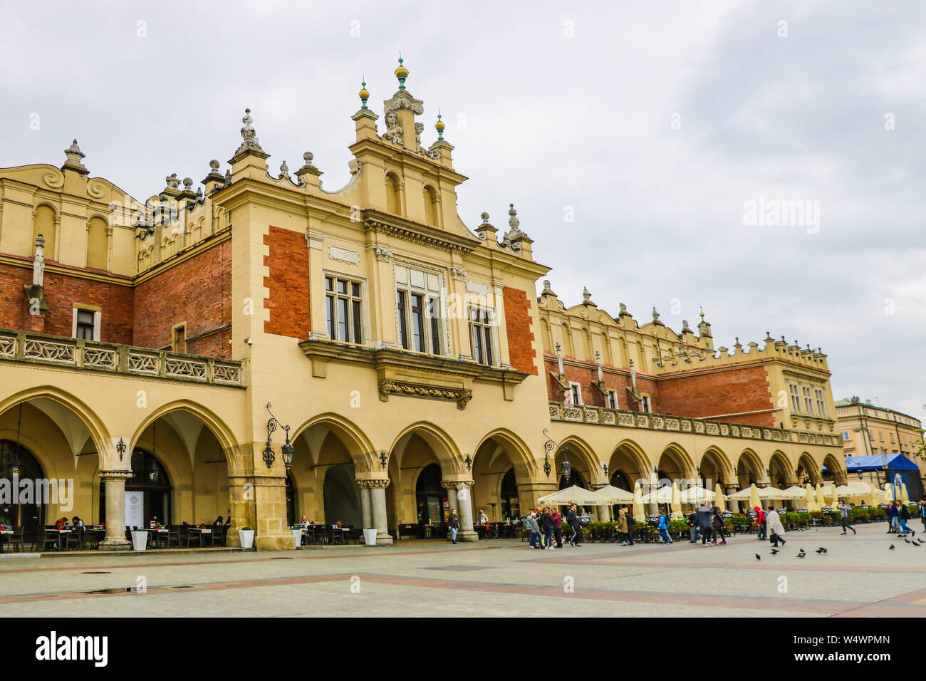 Krakau, Polen - 21. Mai 2019: Tuchhallen auf dem Marktplatz in Krakau ... Krakau, Polen - 21. Mai 2019: Tuchhallen auf dem Marktplatz in Krakau ...
