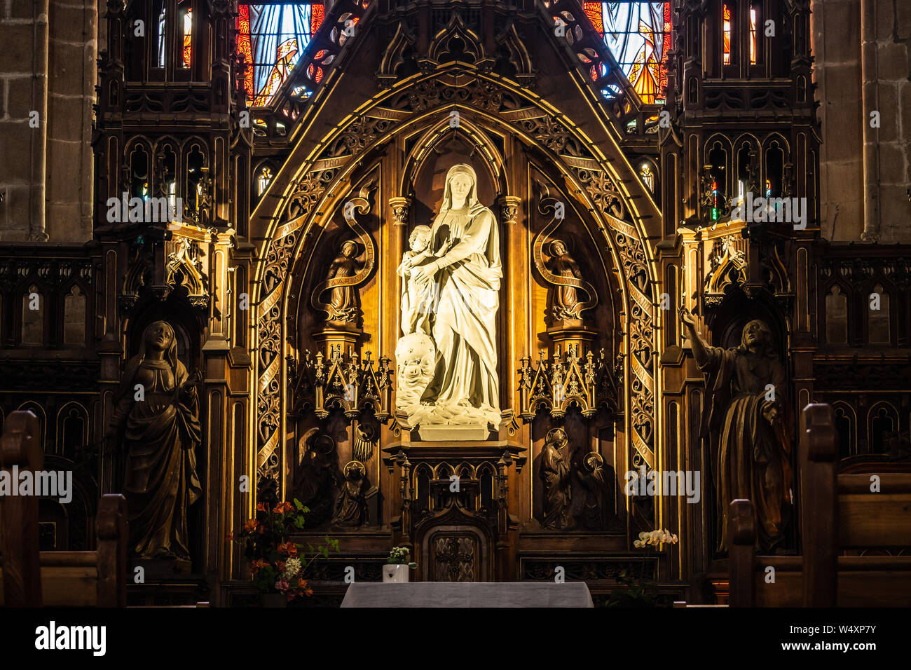 Statue en bois vierge de marie dans une chapelle -Fotos und -Bildmaterial in hoher Auflösung – Alamy