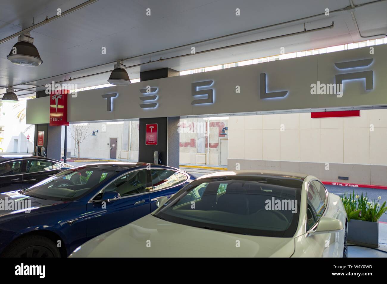 Tesla test drive center -Fotos und -Bildmaterial in hoher Auflösung – Alamy