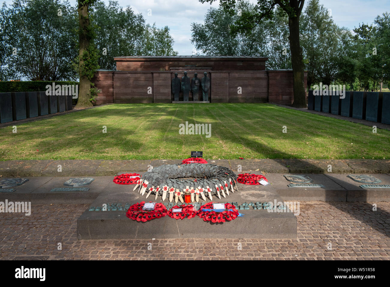 4900. Langemark (bij Ieper). Duitse Militaire Begraafplaats. Foto ...