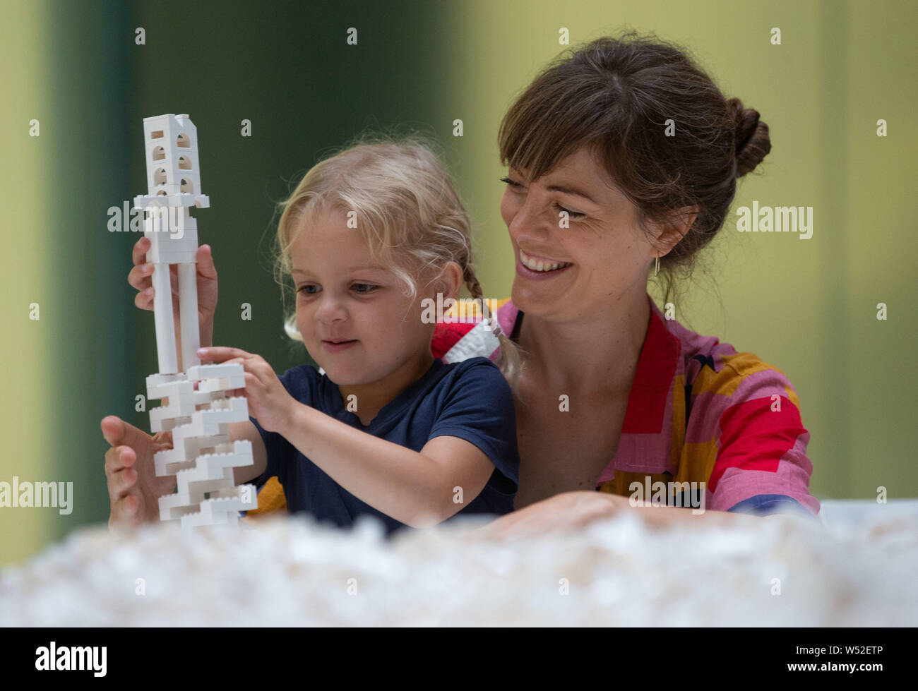 London, Großbritannien. 26. Juli, 2019. Ellie Cartwright hilft, ihre ...