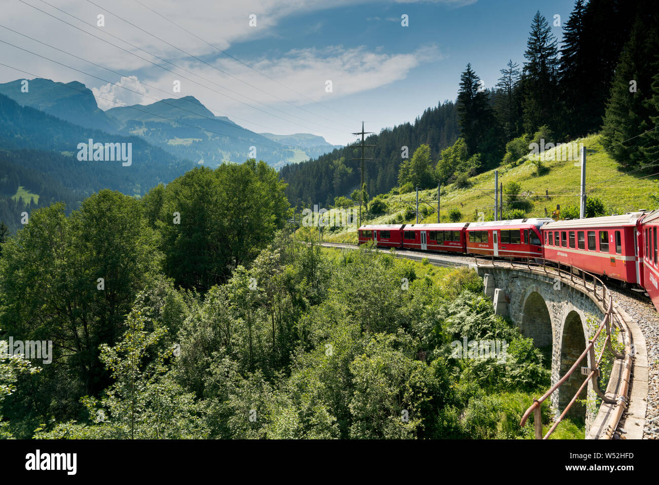 Bahnuebergang In Der Schweiz Stockfotos und -bilder Kaufen - Alamy