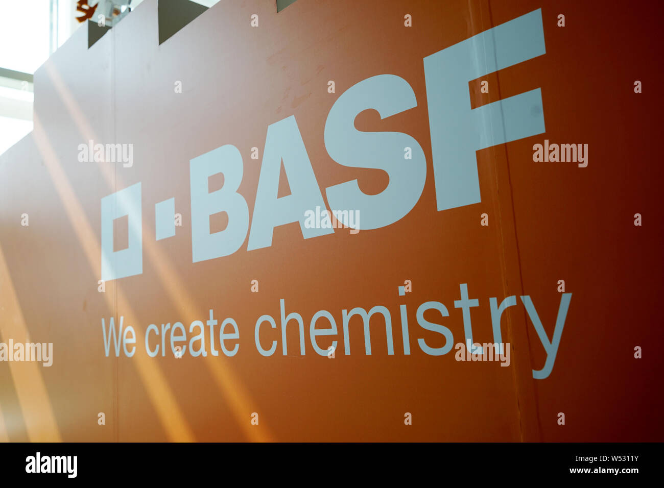 Blick auf ein Aushängeschild der deutschen Chemiekonzern BASF in ...