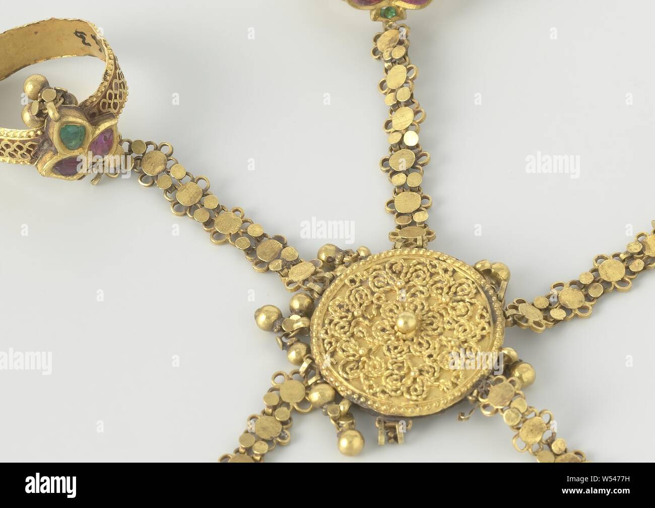 Hand mit ringen -Fotos und -Bildmaterial in hoher Auflösung – Alamy