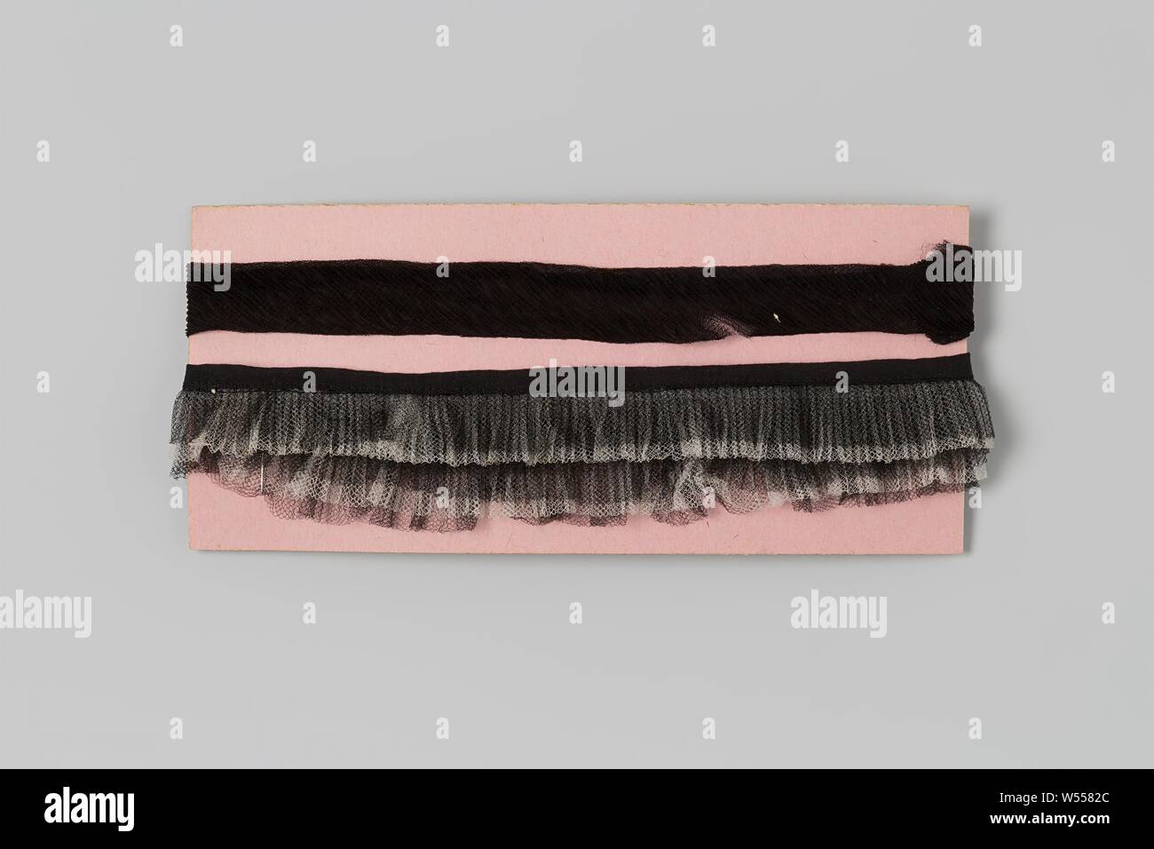 Schwarzer georgette kragen -Fotos und -Bildmaterial in hoher Auflösung ...