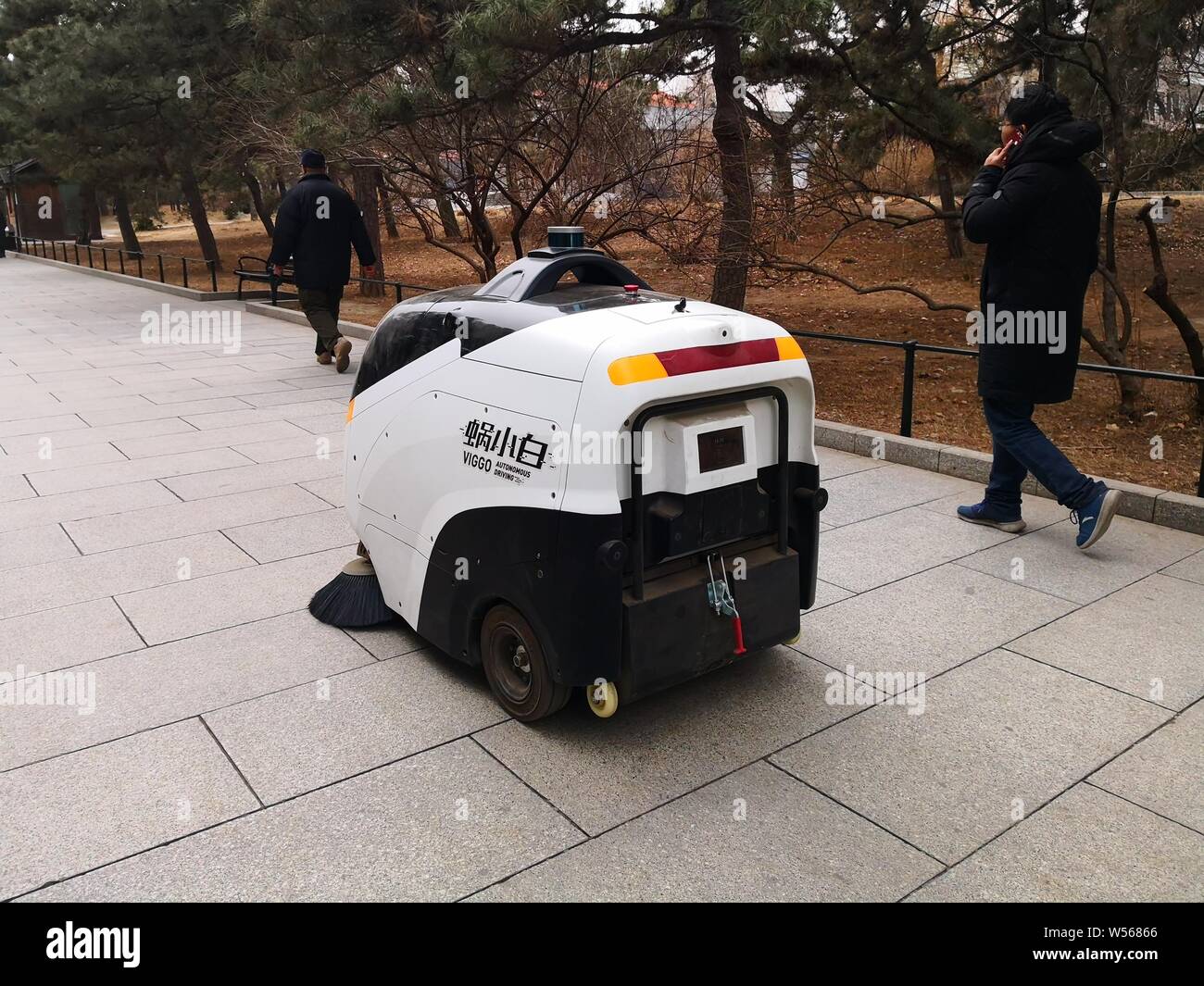 Die autonomen Fahren Abwasserentsorgung Fahrzeug Viggo räumt Müll an ...