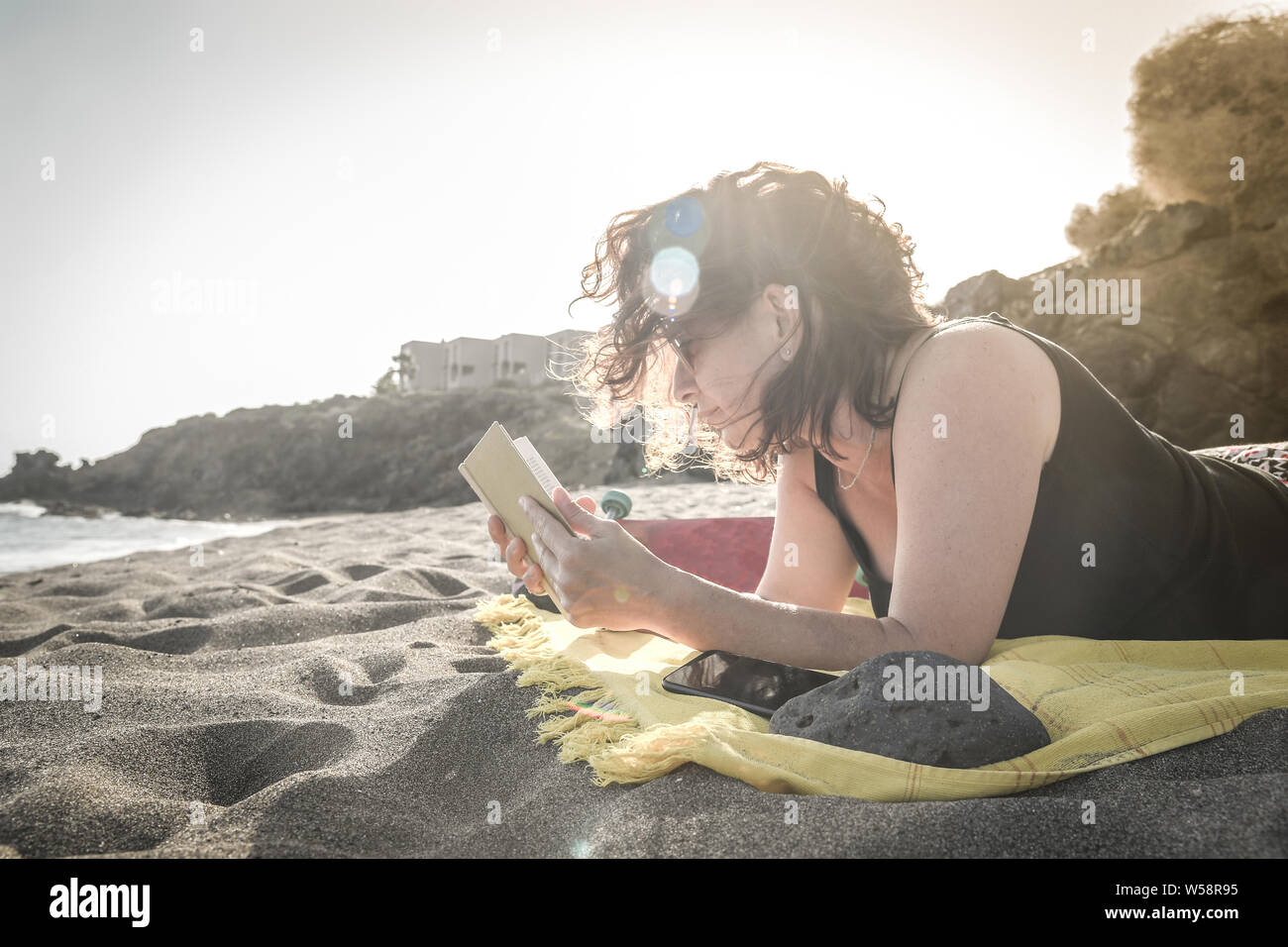 Menschen Entspannen Sich Am Strand Stockfotos und -bilder Kaufen - Alamy