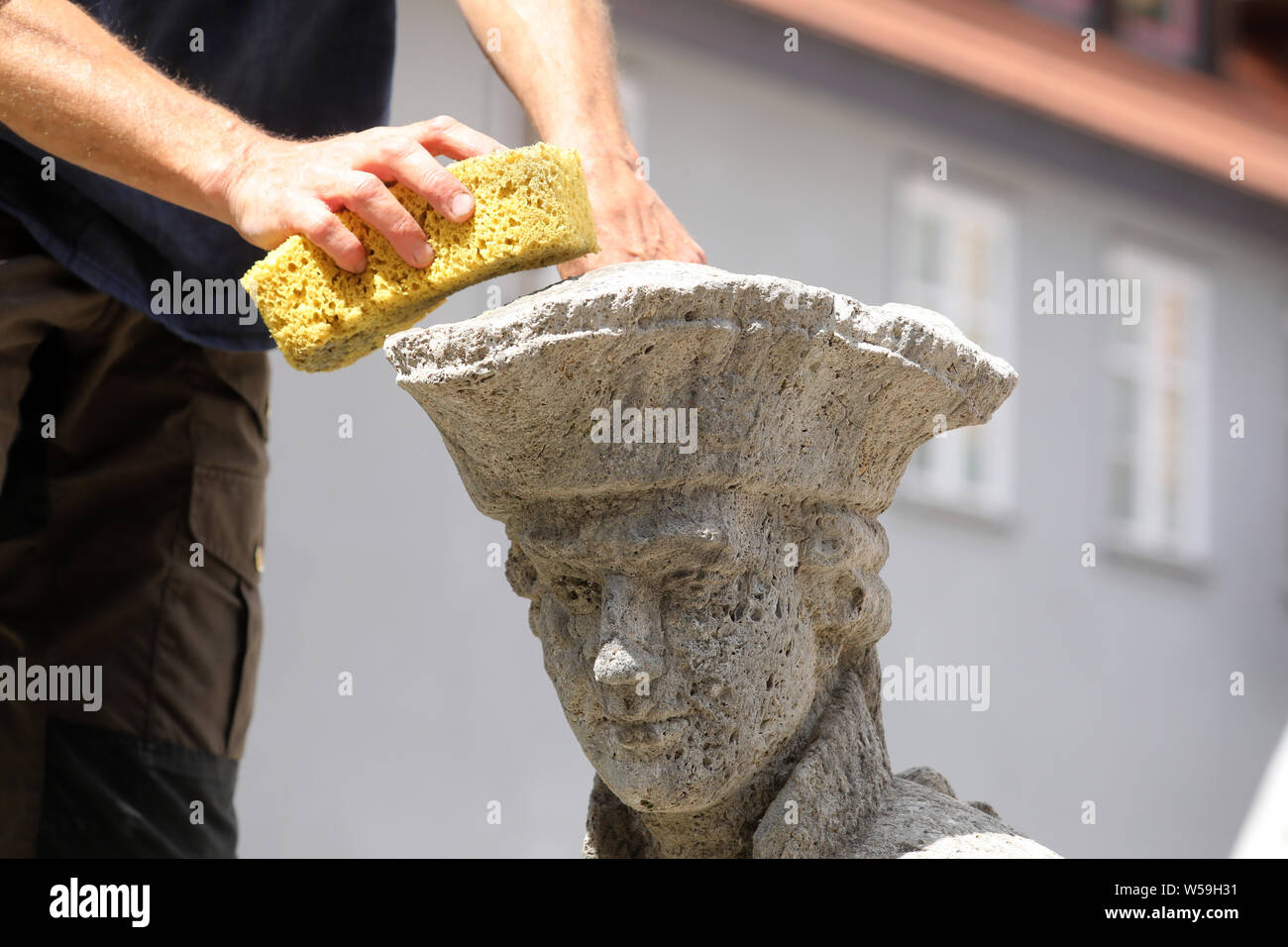 Neubrandenburg, Deutschland. 10. Juli 2019. Jan Hamann, Restaurator aus ...