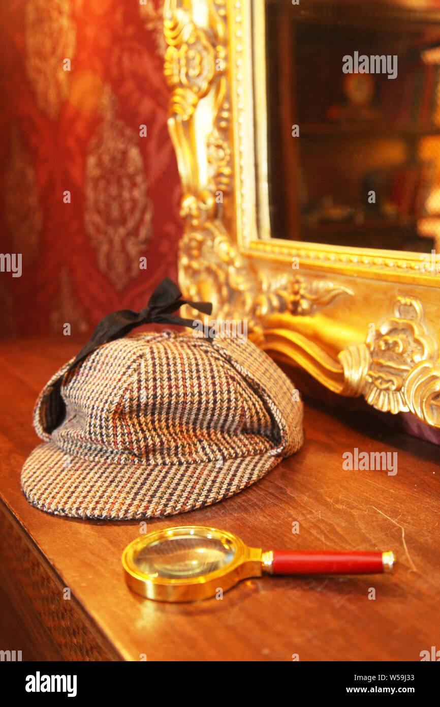 Detektiv lupe sherlock -Fotos und -Bildmaterial in hoher Auflösung – Alamy
