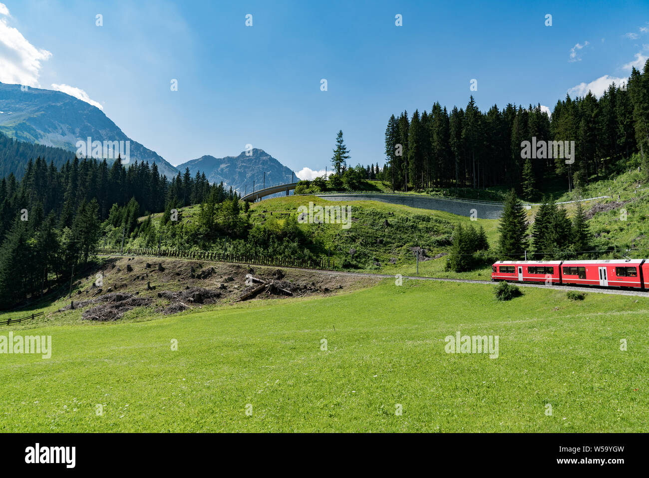 Zug sightseeing in den schweizer alpen -Fotos und -Bildmaterial in ...
