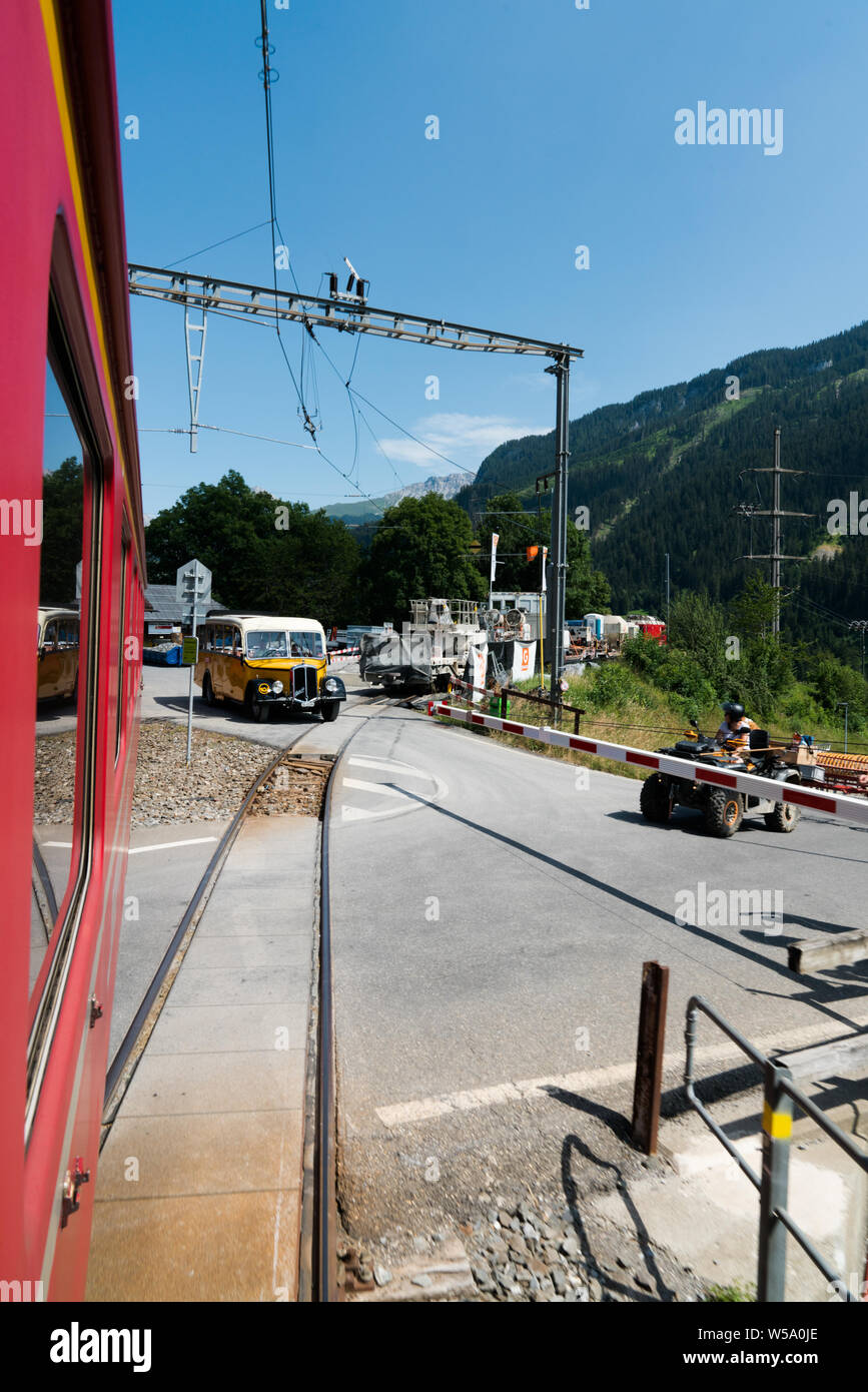 St. Peter, GR/Schweiz - 24. Juli, 2019: rote Zug Überqueren einer ...