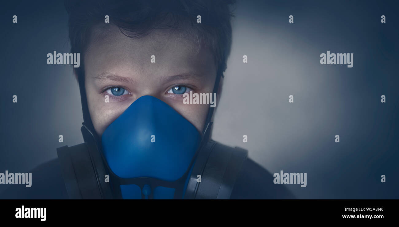 Junge tragen Atemschutz Gasmaske, Portrait. Auswirkungen der ...