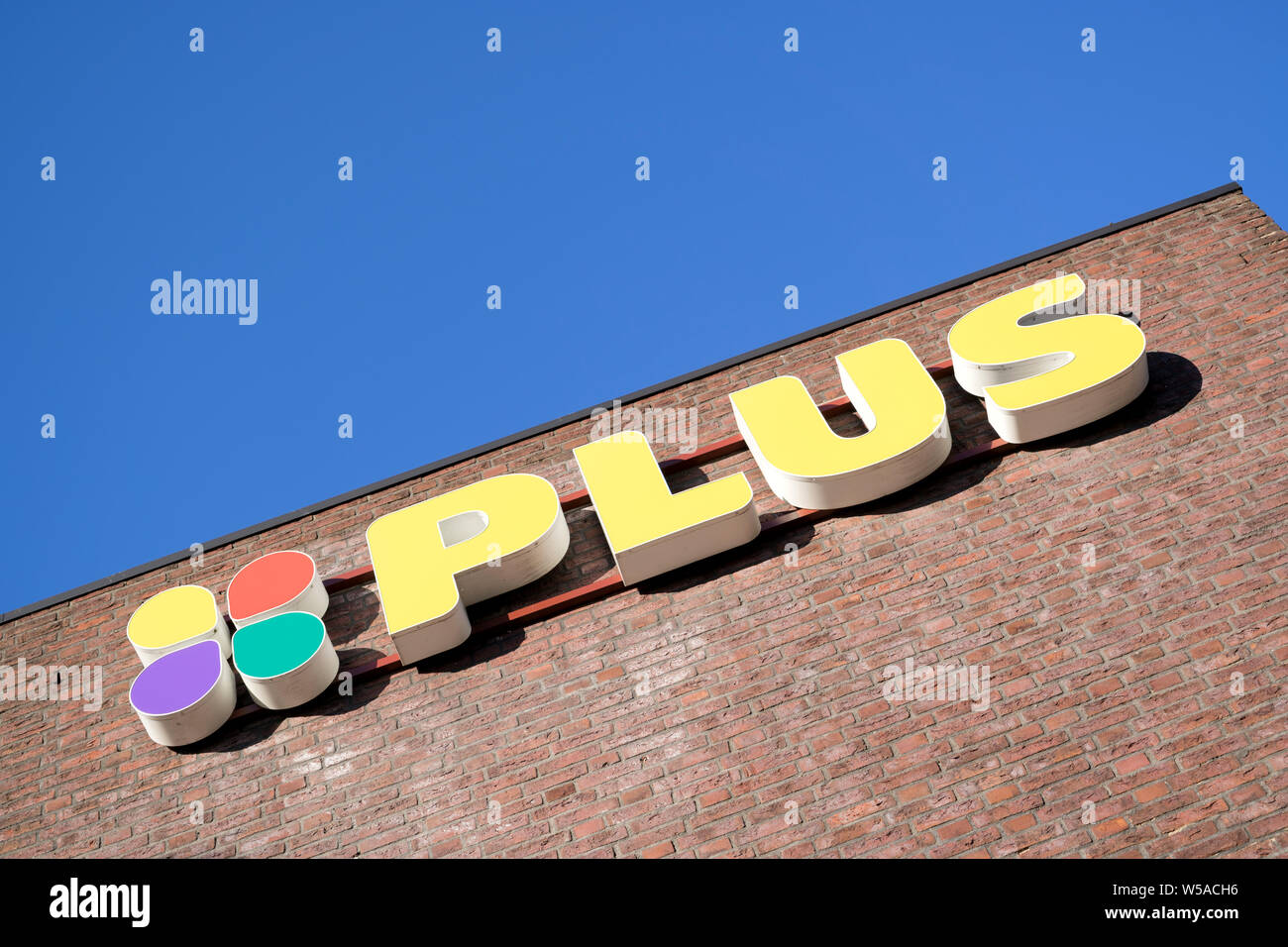 Plus supermarket chain plus emblem -Fotos und -Bildmaterial in hoher ...