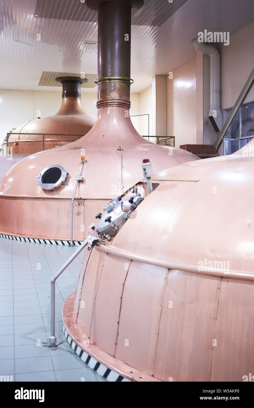 Anlagen zur Herstellung von Bier. Linien von Cooper Tanks in der ...