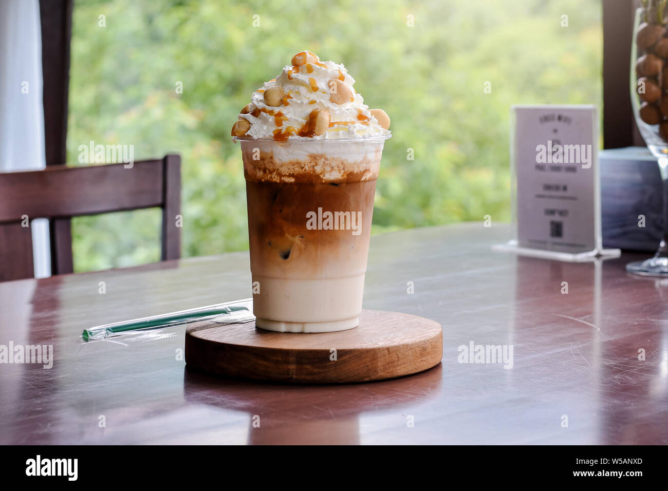 Kaffee mit milch design -Fotos und -Bildmaterial in hoher Auflösung – Alamy