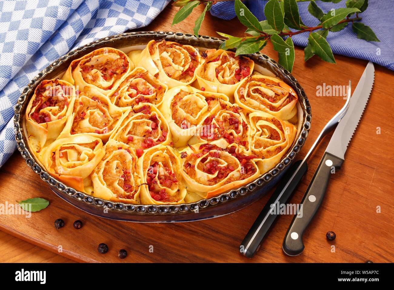 Mit messer und gabel -Fotos und -Bildmaterial in hoher Auflösung – Alamy