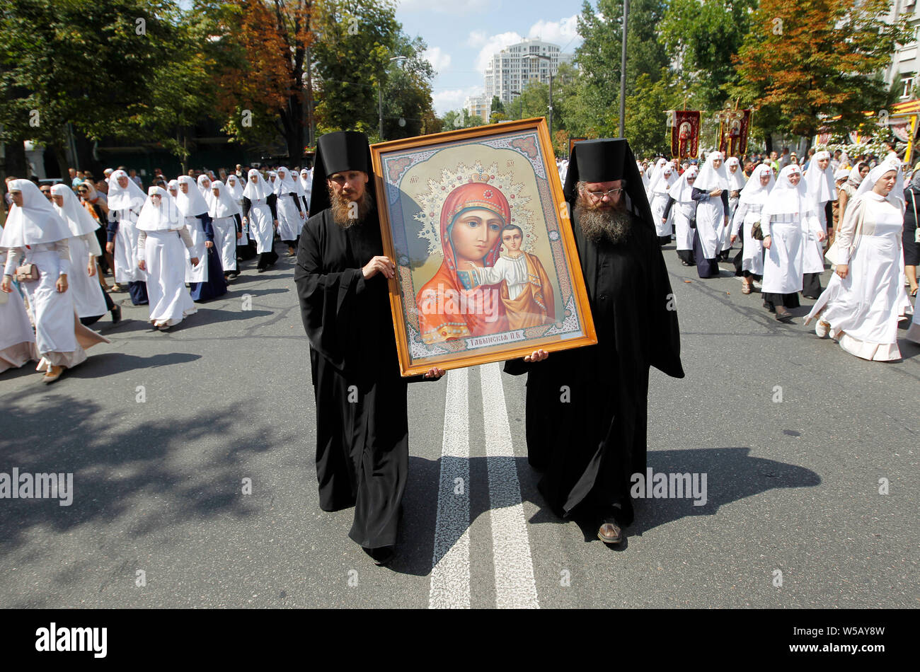 Orthodoxe Gläubige tragen das Bild der Mutter Maria während der ...