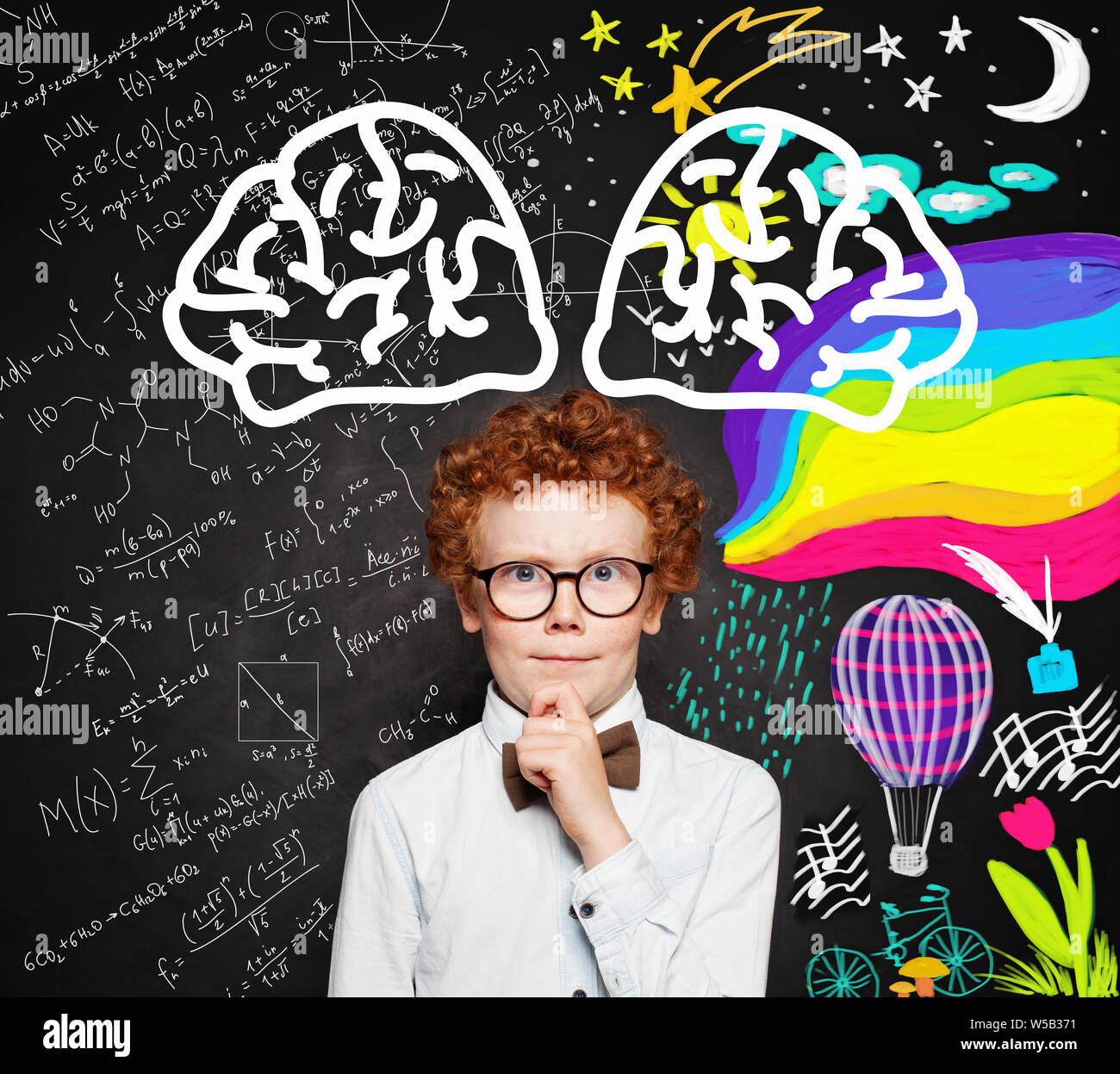 Denken Kind in weißem Hemd und Brille auf der Tafel Hintergrund mit ...