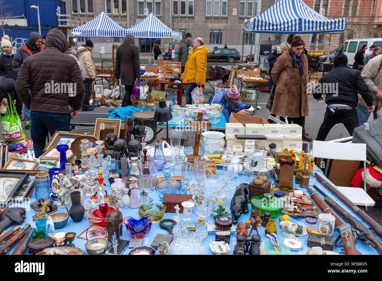 Der flohmarkt am naschmarkt -Fotos und -Bildmaterial in hoher Auflösung ...