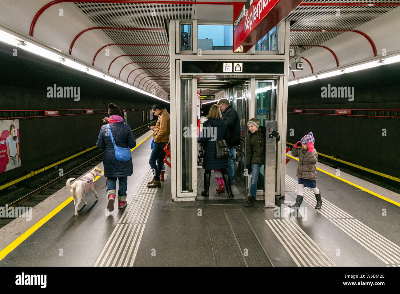 Leute von der Wiener U-Bahn Stationen wo ist einer der beiden Rapid ...