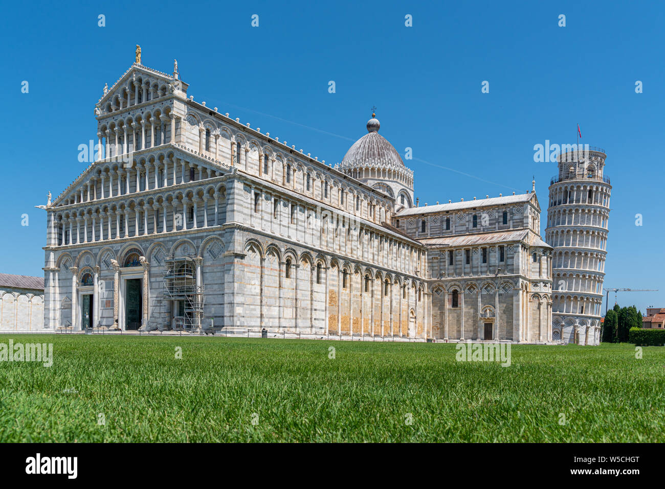 Der Schiefe Turm von Pisa und der Kathedrale von Pisa vor einem ...