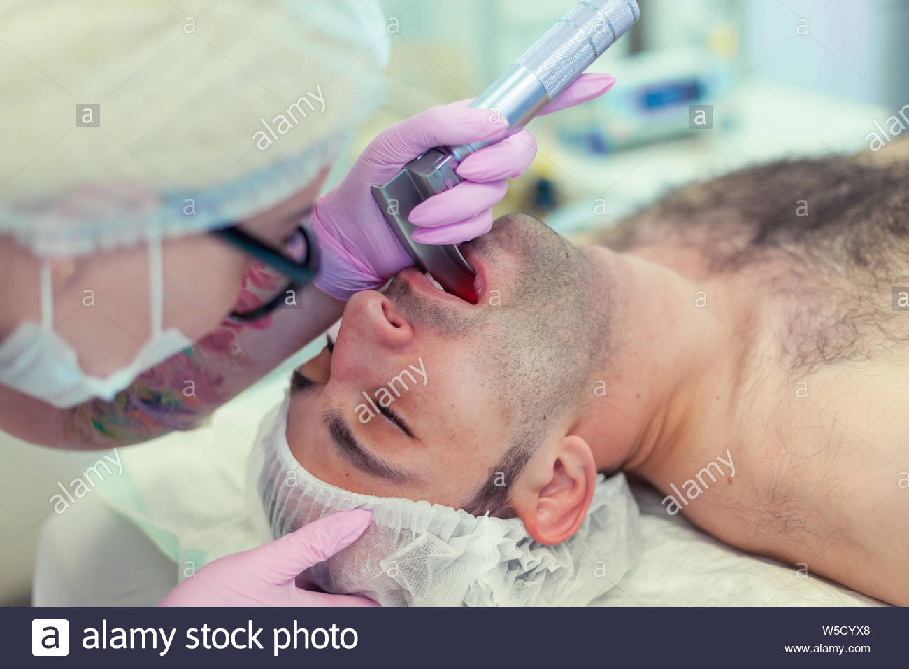 Intubation Patient Stockfotos und -bilder Kaufen - Alamy