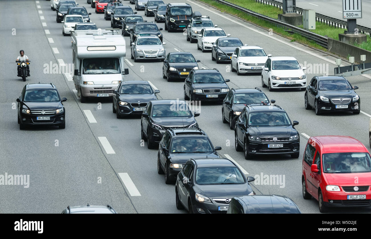 Hamburg, Deutschland. 28. Juli 2019. Urlaub und Wochenende Verkehr im Süden congests auf der ...