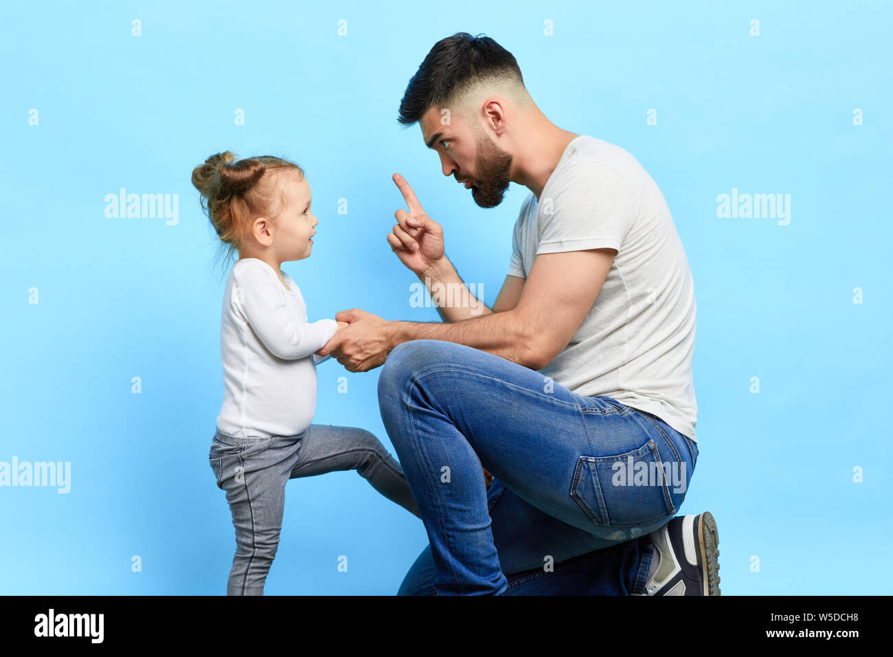 Papa seinen kleinen stubbon freche Tochter Schelte für ihr schlechtes ...