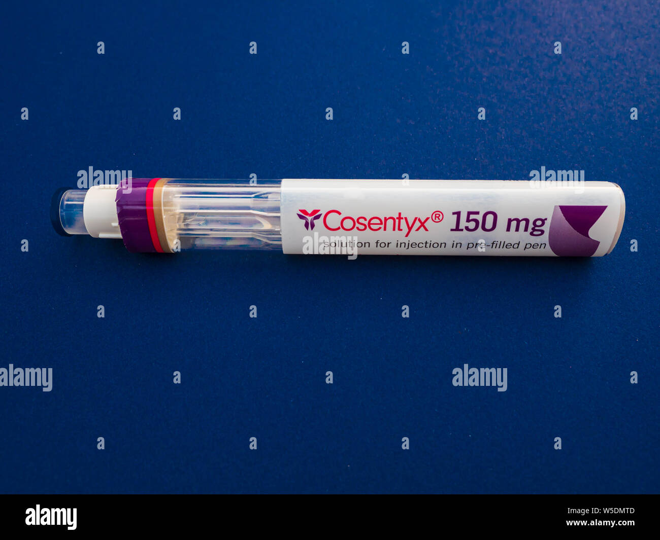 Ein Cosentyx 150mg (secukinumab) Auto-Injektionsstift mit der Oberseite ...
