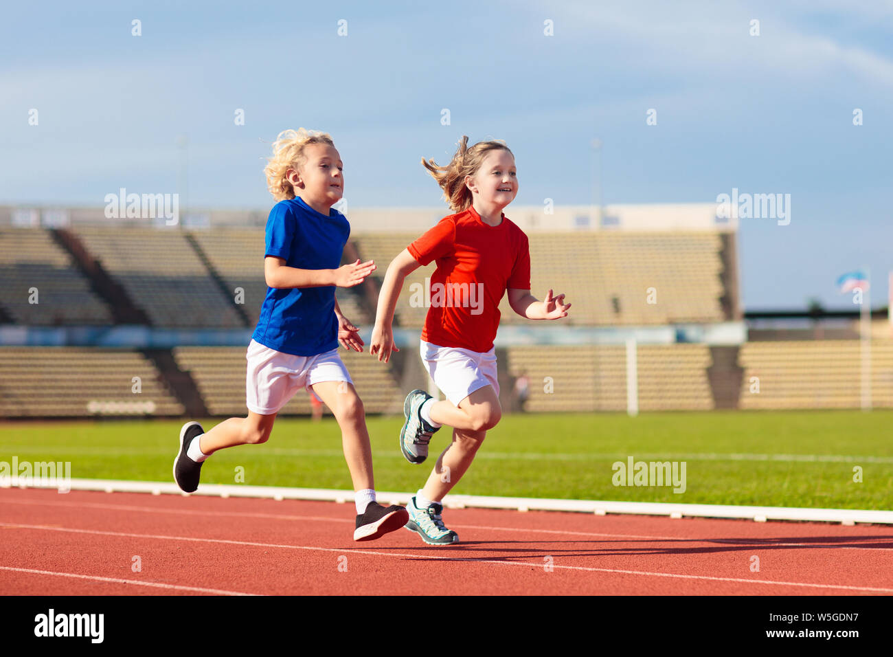 Laufen mit kind -Fotos und -Bildmaterial in hoher Auflösung – Alamy
