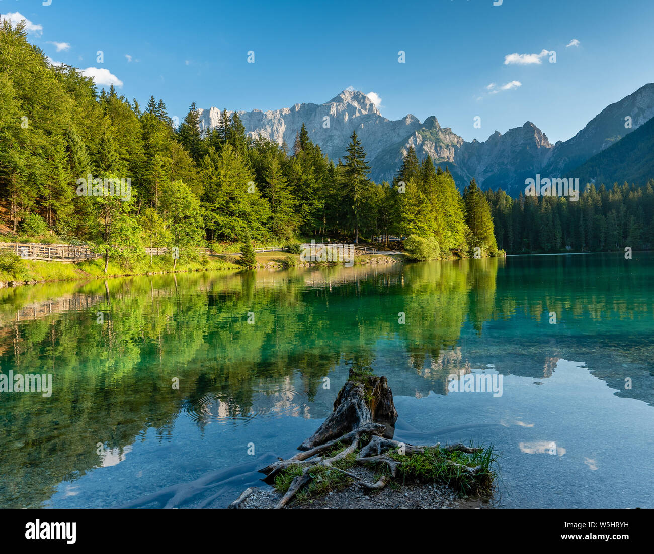 Berg spiegelt sich im see -Fotos und -Bildmaterial in hoher Auflösung ...
