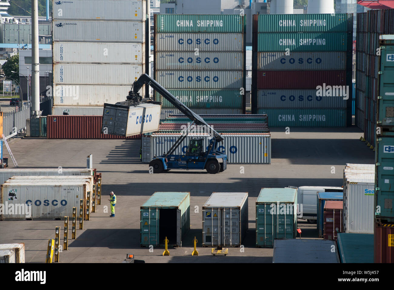 Hhla hhla container terminal tollerort -Fotos und -Bildmaterial in ...