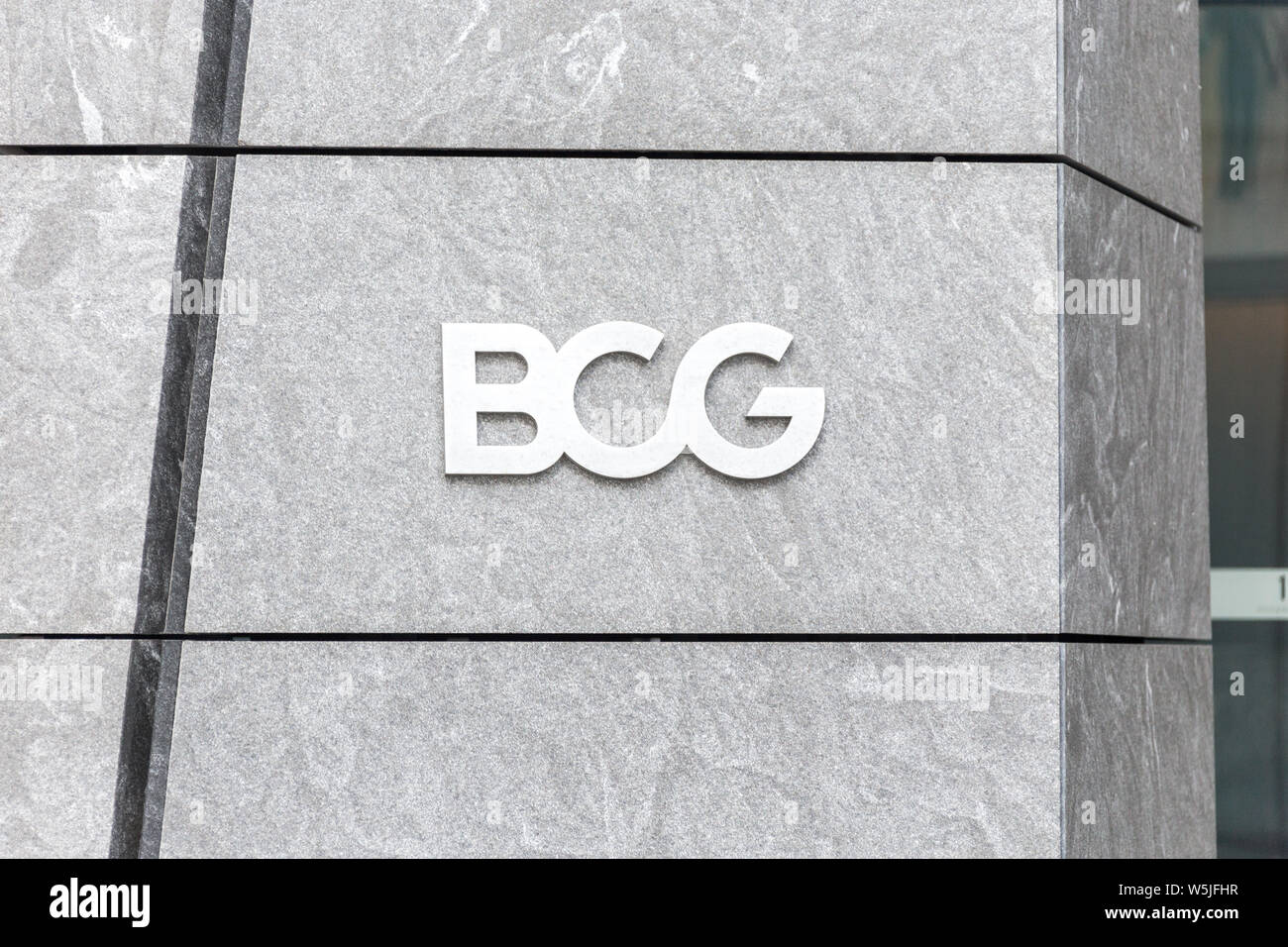 NEW YORK, USA - 17. Mai, 2019: Logo der BCG-Firma in Hudson Yards in ...