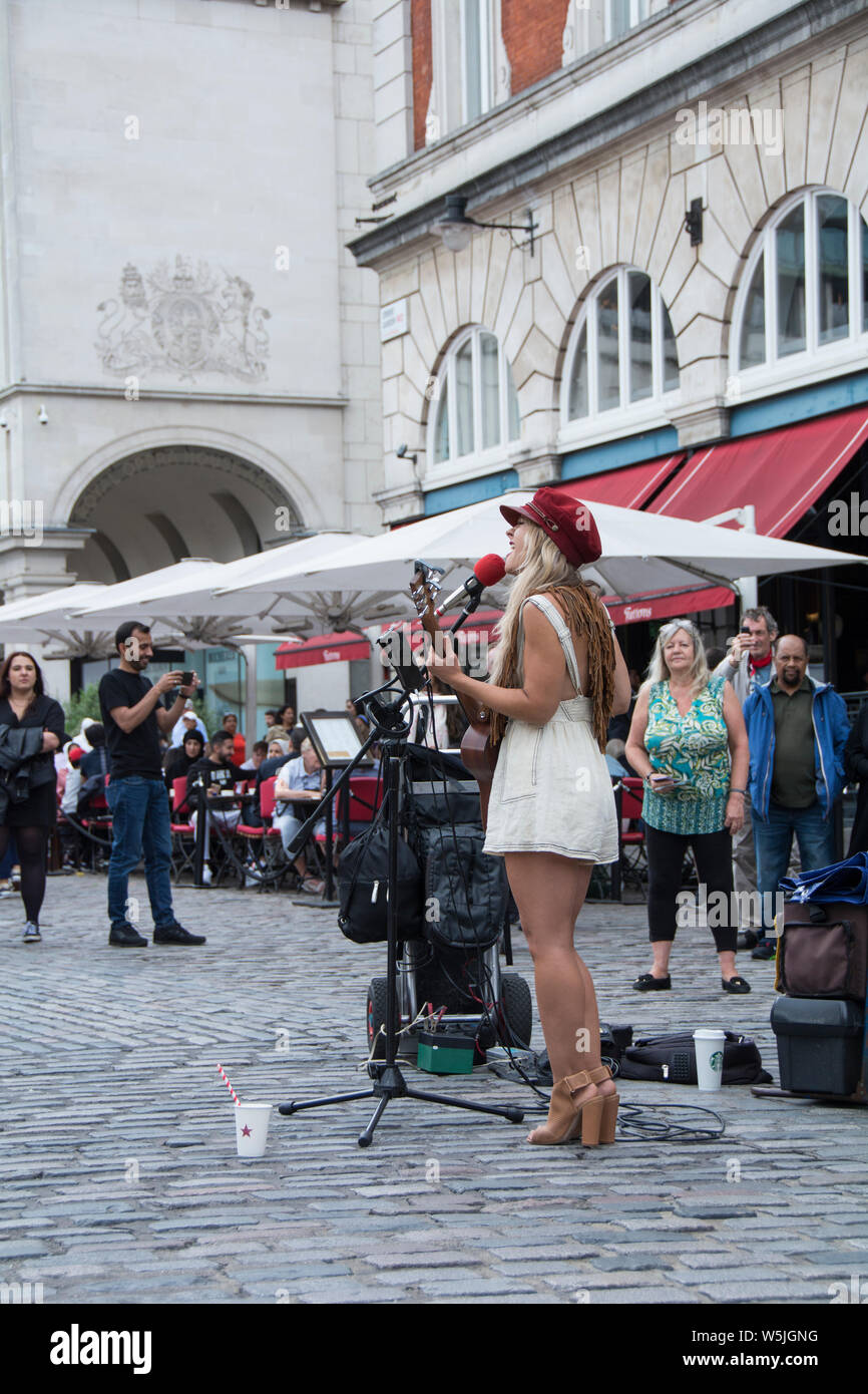 Frau busking -Fotos und -Bildmaterial in hoher Auflösung – Alamy