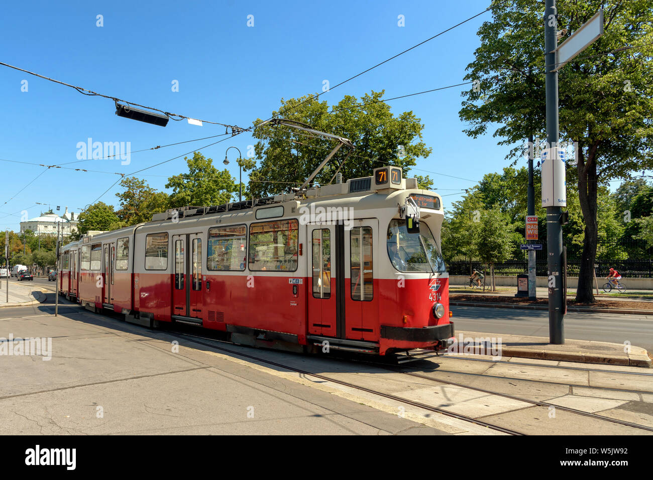 Die Straßenbahnlinie 71 auf dem Schottenring in Wien, Österreich ...