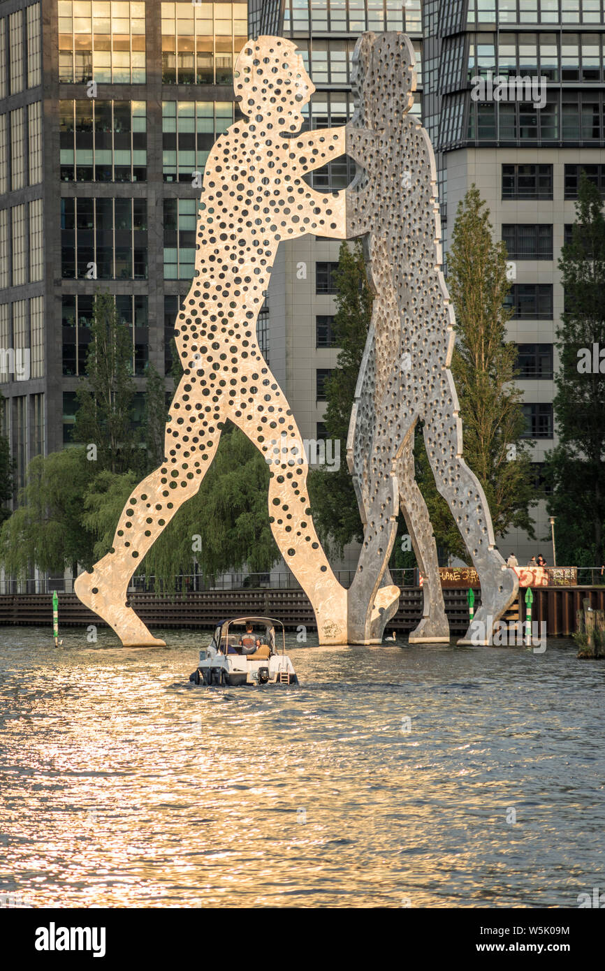 Berlin spree river statue -Fotos und -Bildmaterial in hoher Auflösung ...