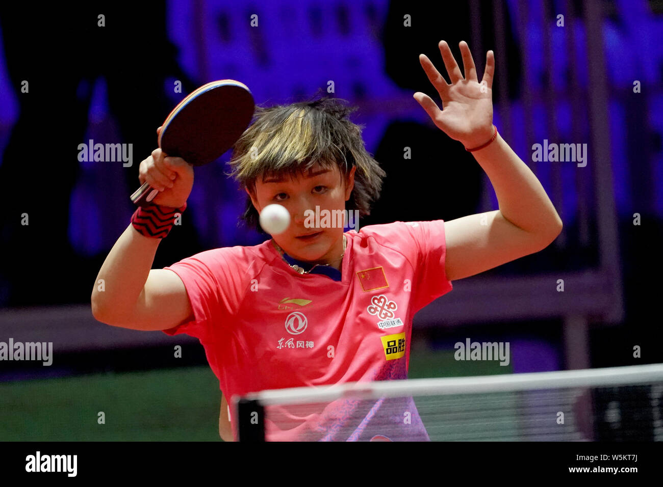 Chen Meng von der China liefert einen Schuß zu Doo Hoi Kem von Hong ...