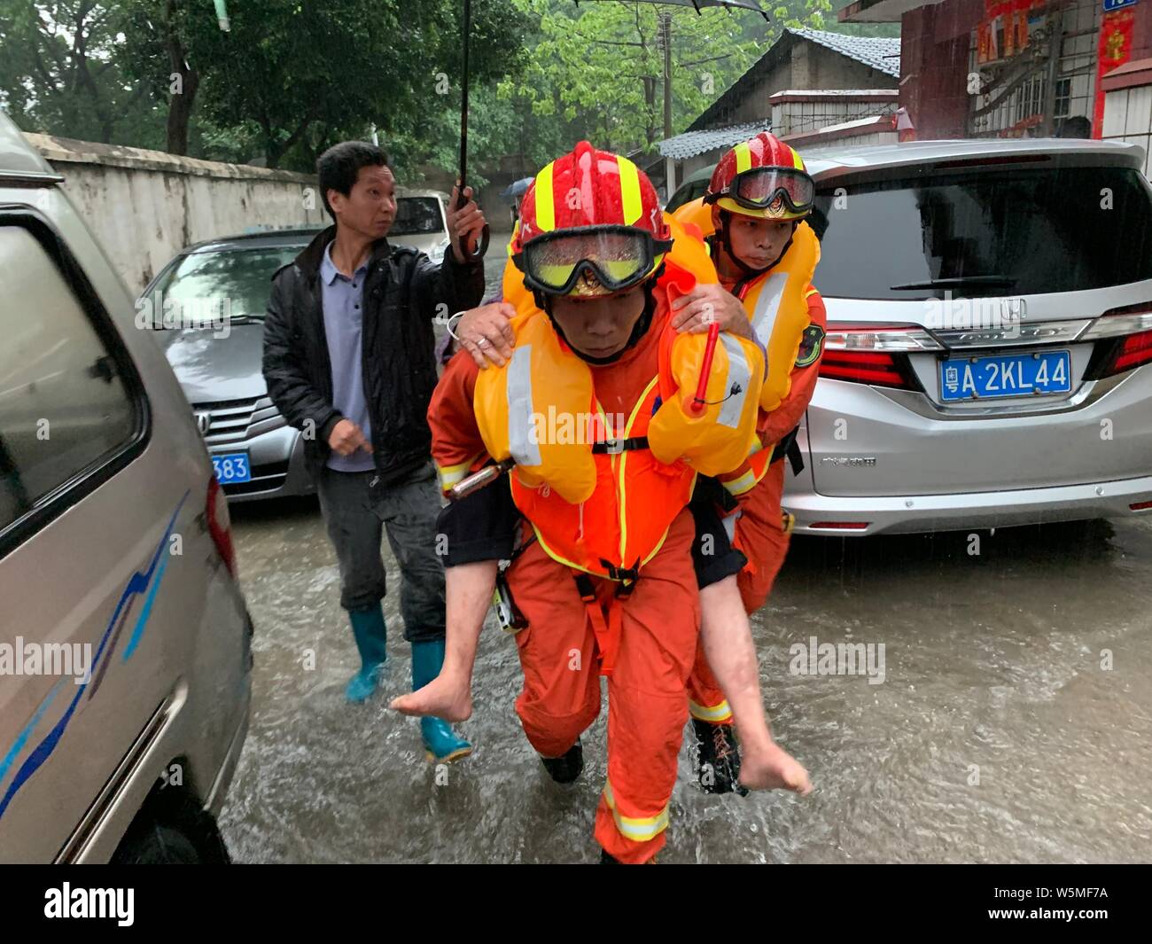 Chinesische Retter Evakuierung der Anwohner in Hochwasser nach einem ...