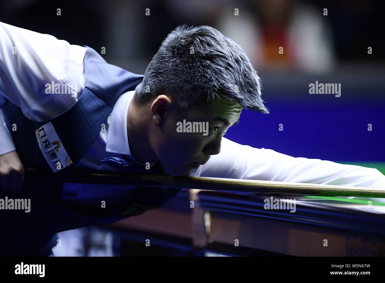 Zhang Jiankang von China spielt einen Schuß zu Ding Junhui Chinas in ...