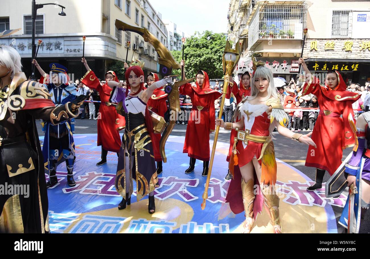 Cosplay fans Ihre Lieblingsfiguren aus Film und Cartoons gekleidet ...