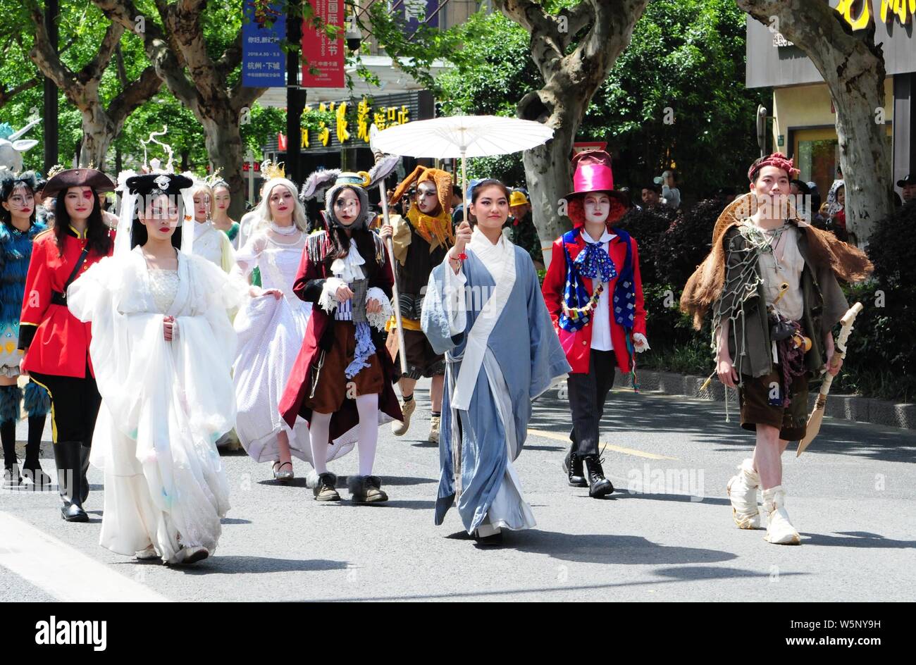 Cosplay fans Ihre Lieblingsfiguren aus Film und Cartoons gekleidet ...