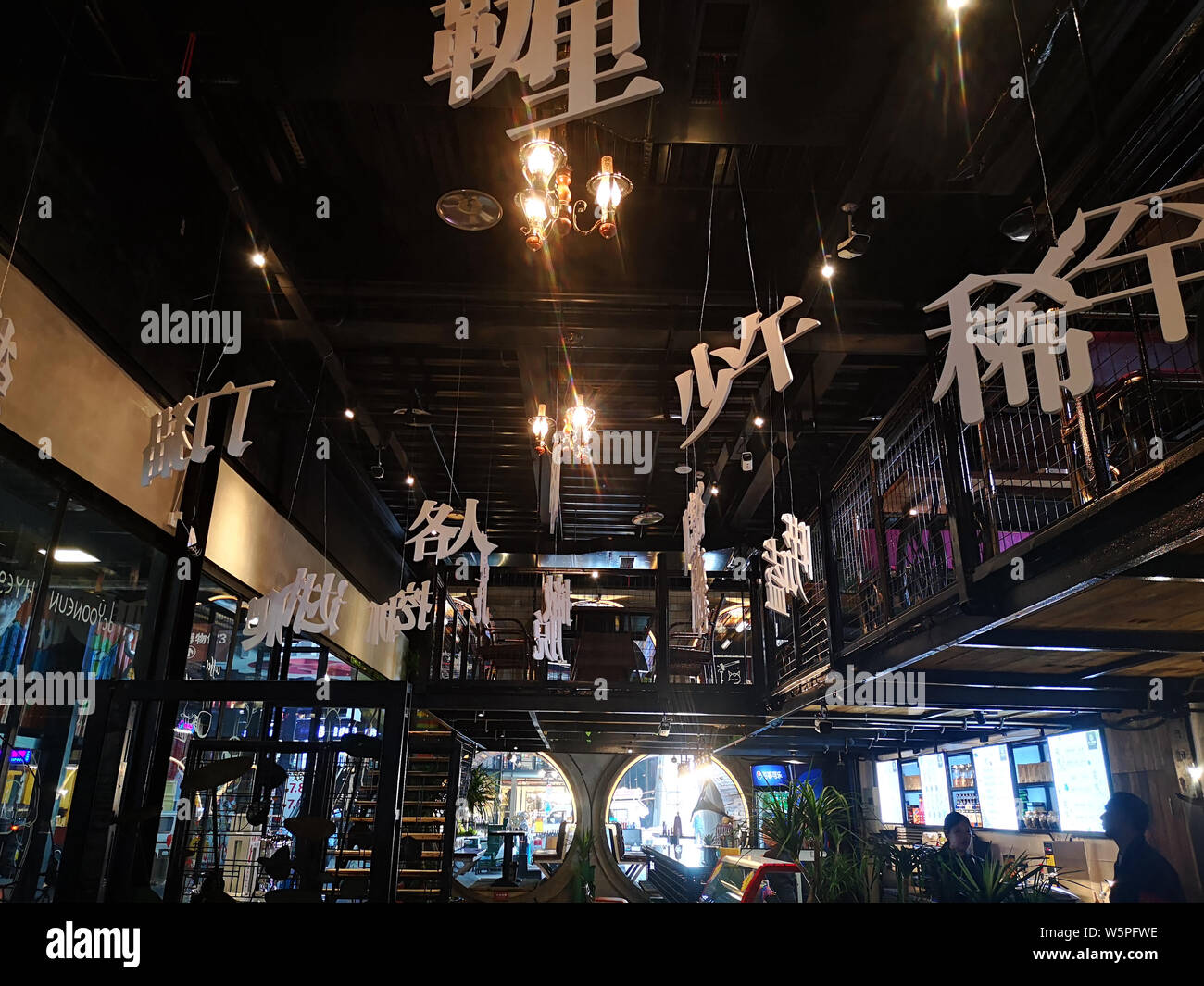 Chinesische Zeichen im lokalen Dialekt sind an der Decke der Halle der ...