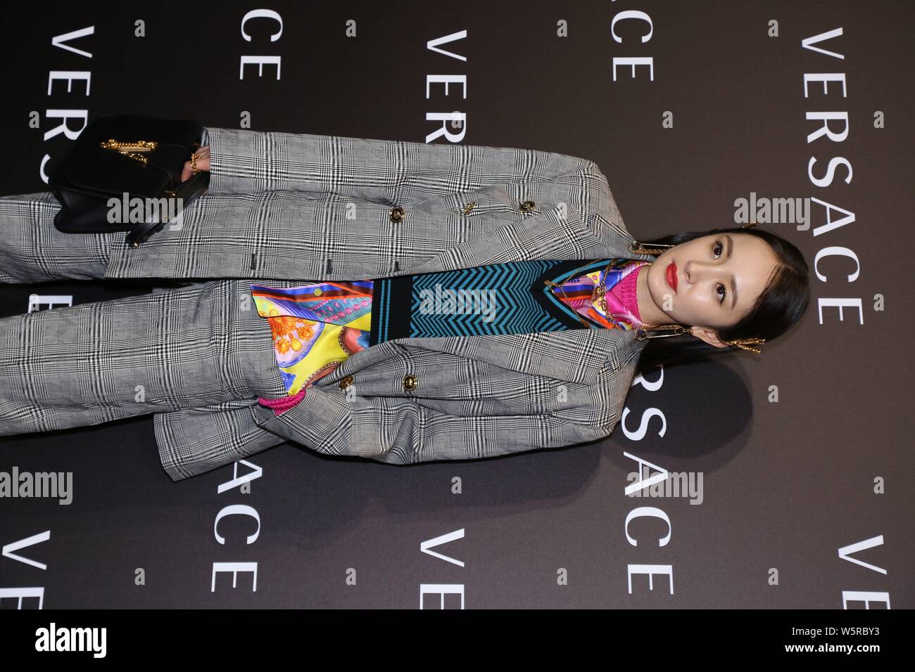 Chinesische Schauspielerin Yang Mi nimmt an der Eröffnung einer Boutique von Versace in Peking ...