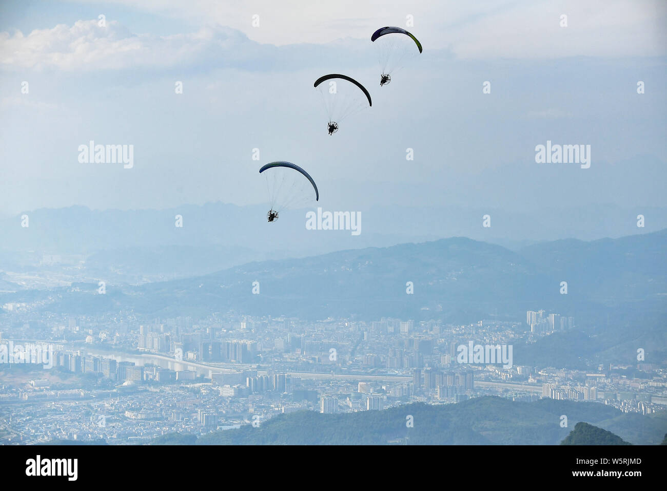Ein wingsuit Flyer springt von einem hohen Ort, um durch die Luft ...
