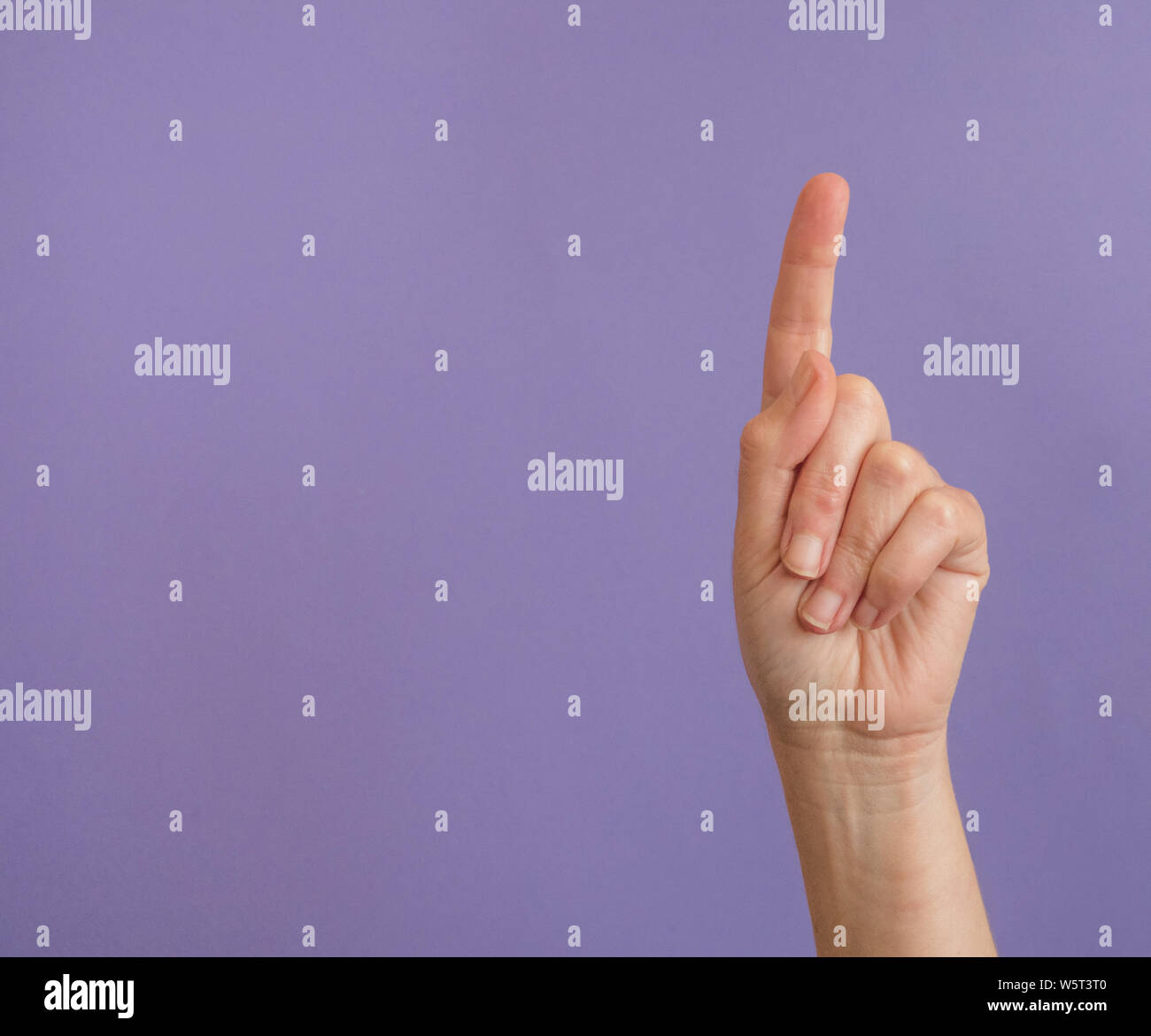 Hand erhobener zeigefinger -Fotos und -Bildmaterial in hoher Auflösung ...