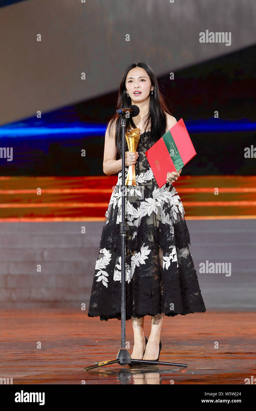 Chinesische Schauspielerin Yao Chen stellt mit ihrer Trophäe bei der ...